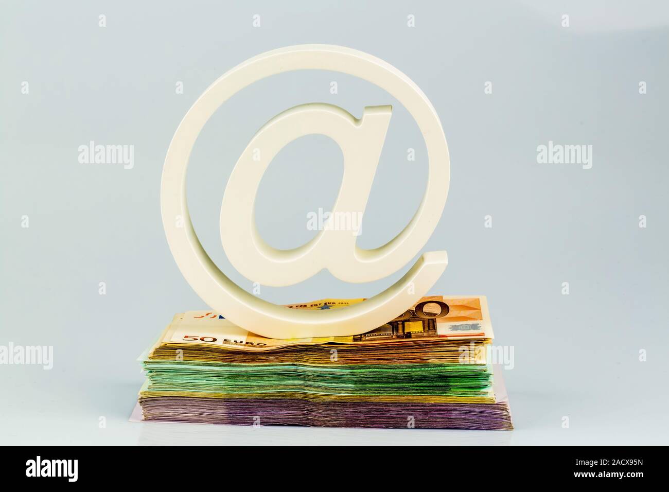Spider monkey and banknotes Stock Photo - Alamy