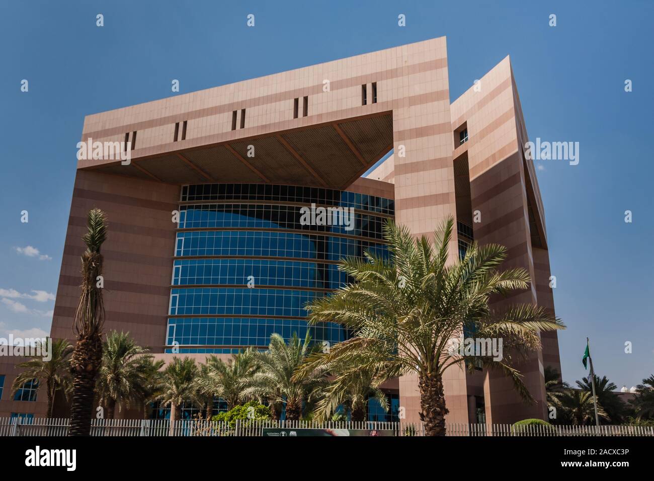 White saudi government building hi-res stock photography and images - Alamy