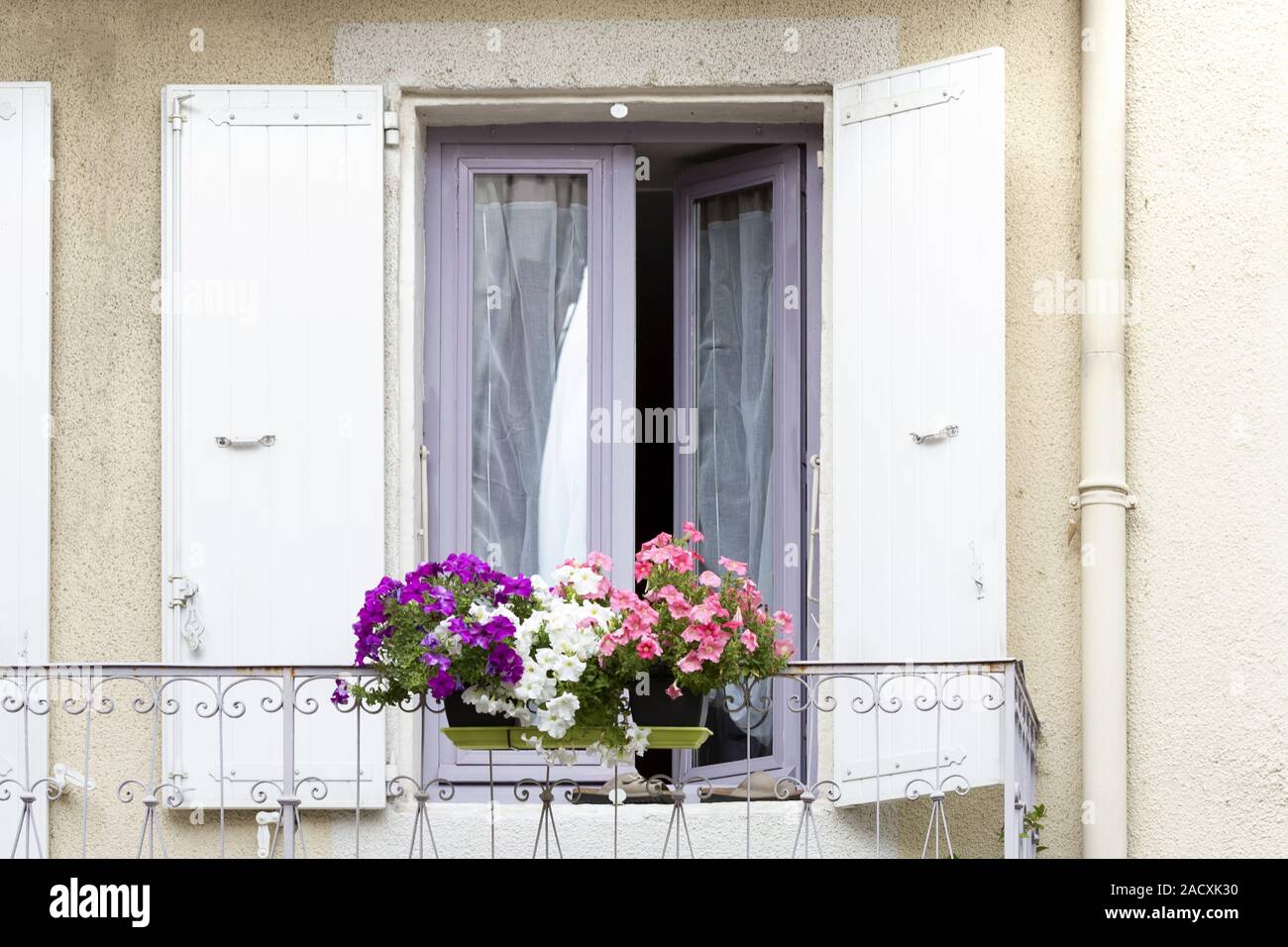 Flowers and window and france hi-res stock photography and images - Alamy