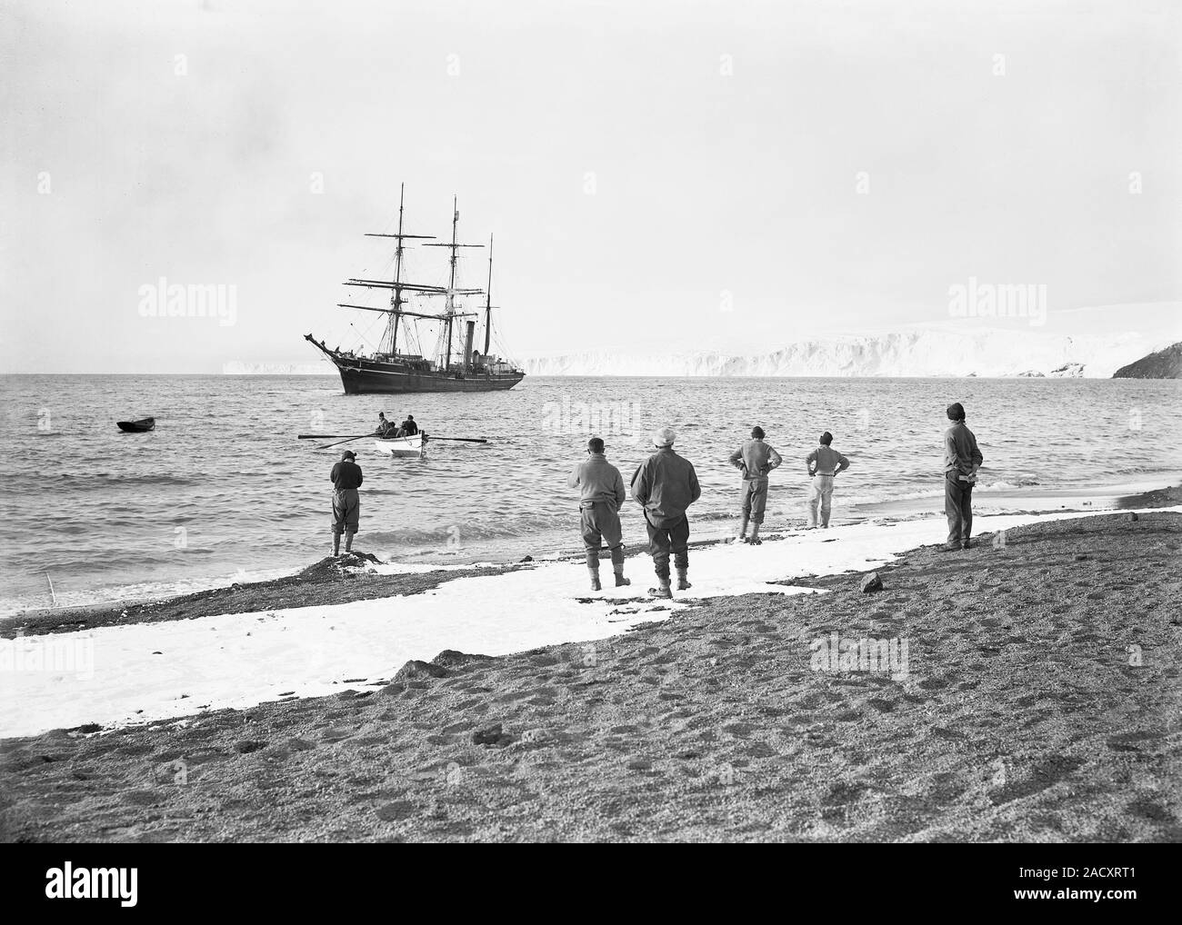 Terra Nova Antarctic exploration. Expedition members with the Terra ...