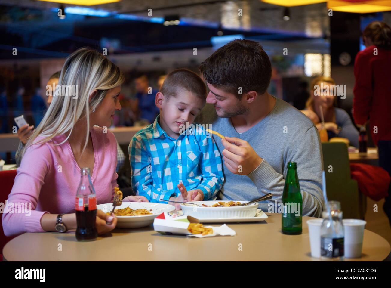 family having lunch in shopping mall Stock Photo - Alamy
