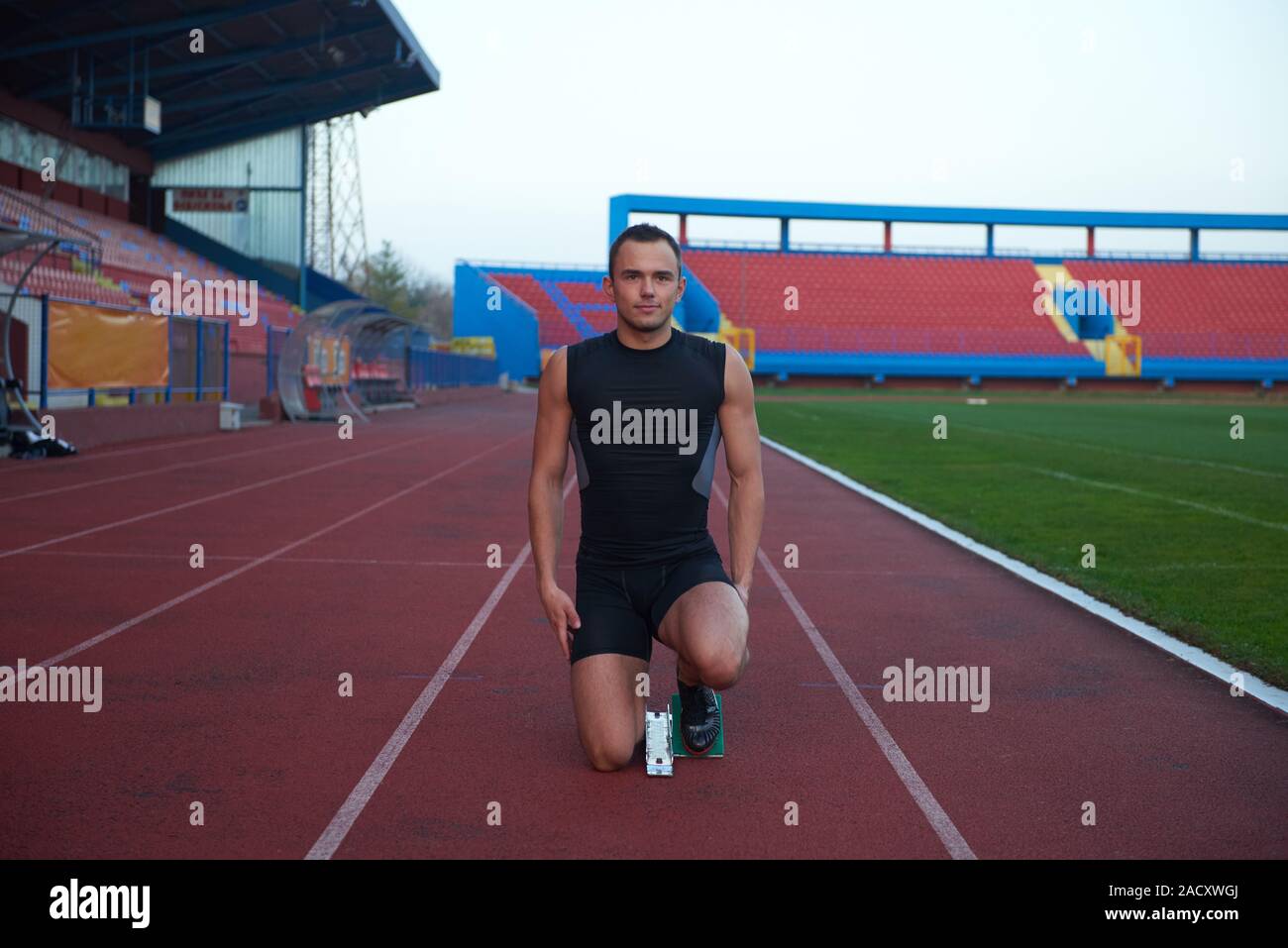 Athletic man start Stock Photo - Alamy
