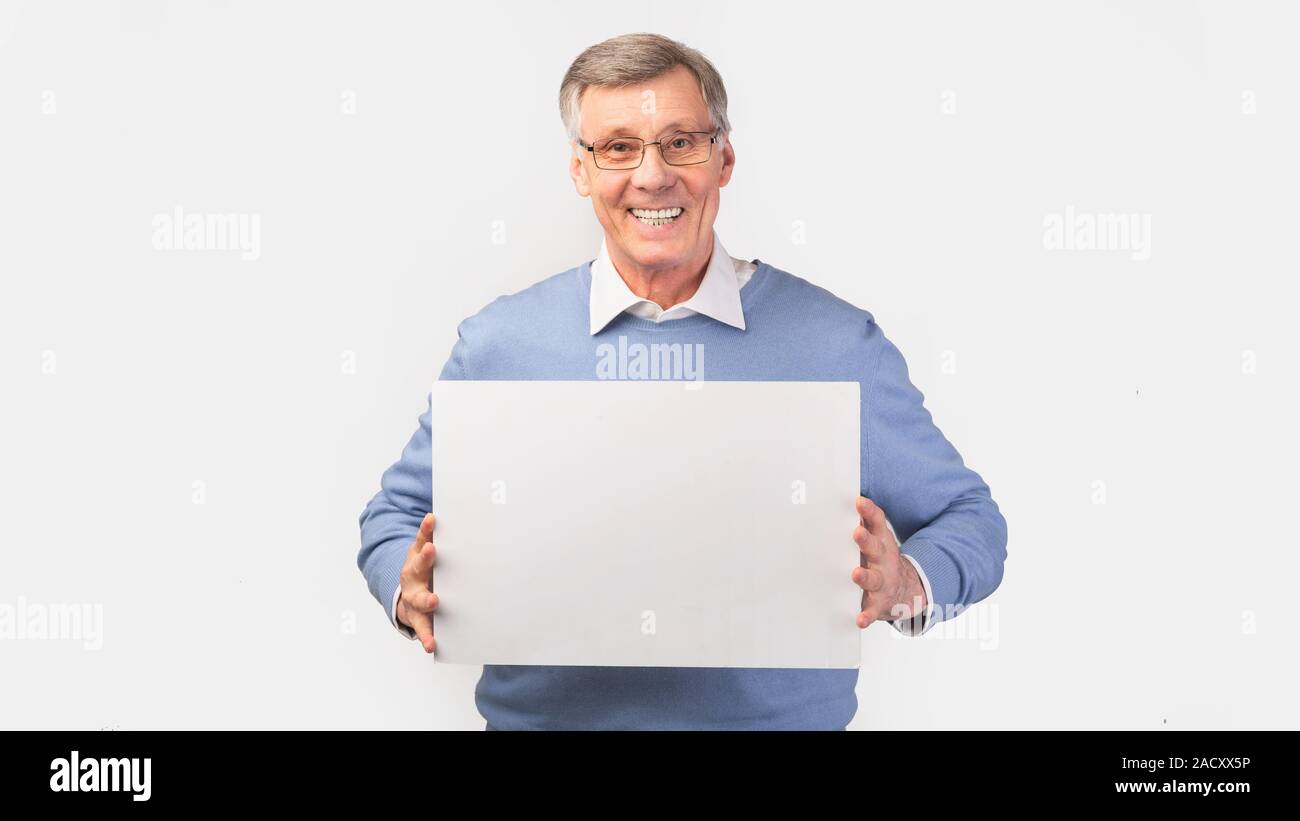 Old man holding sheet of paper hi-res stock photography and images - Alamy