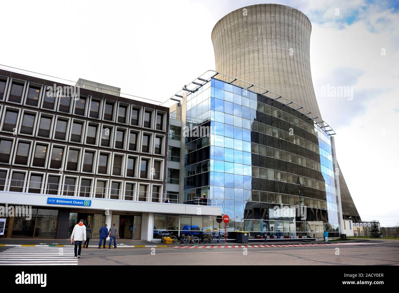 Dampierre nuclear power station. Workers arriving at the West Building ...