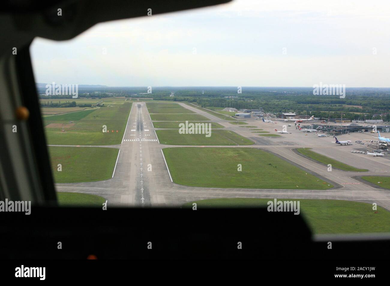 Runway 33 hi-res stock photography and images - Alamy