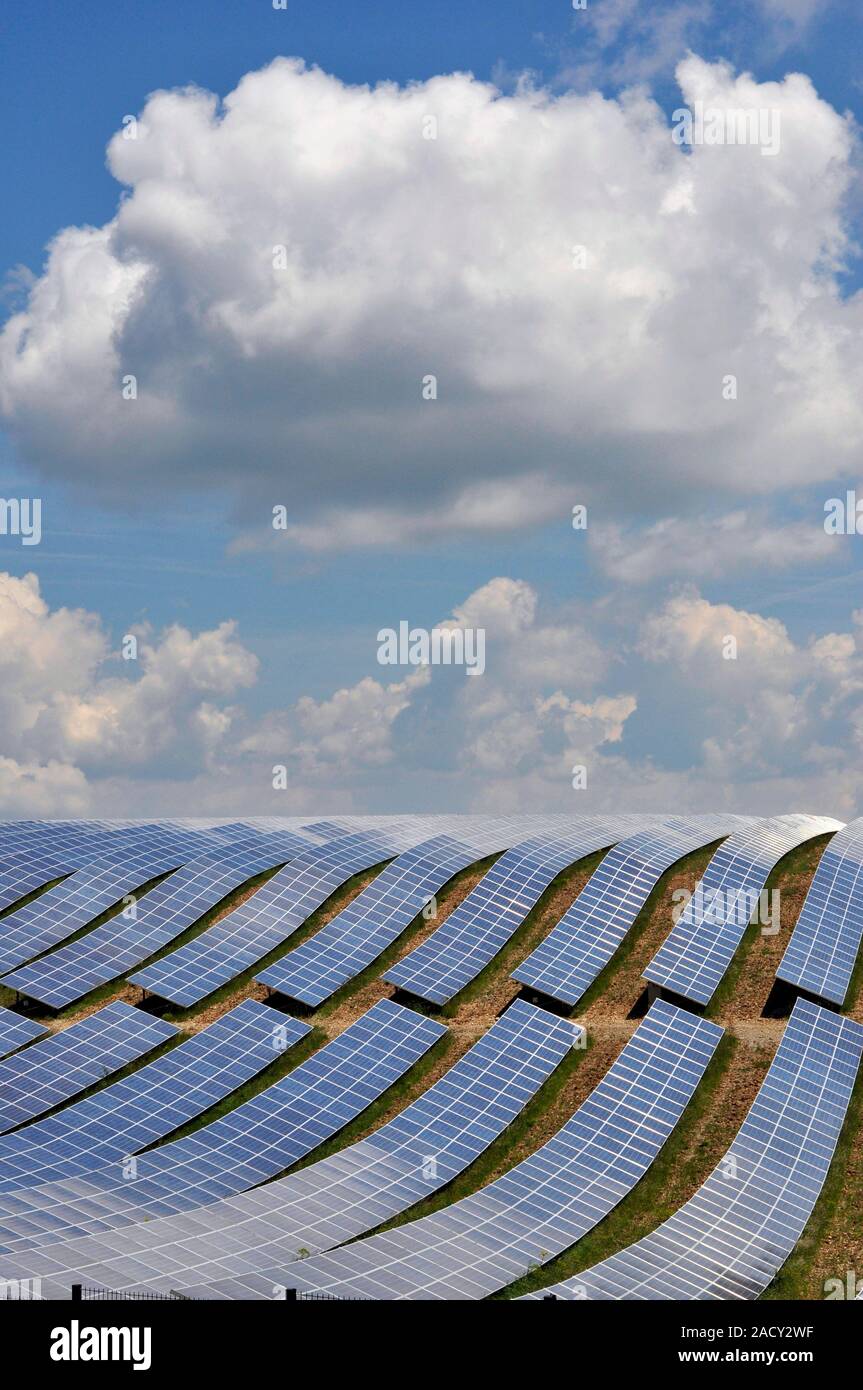 Solar farm. Solar cells at a solar farm (photovoltaic power station) in ...