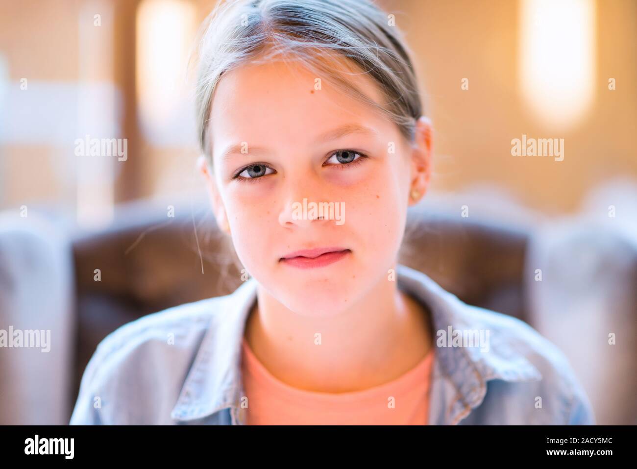 Smiley closed mouth hi-res stock photography and images - Alamy
