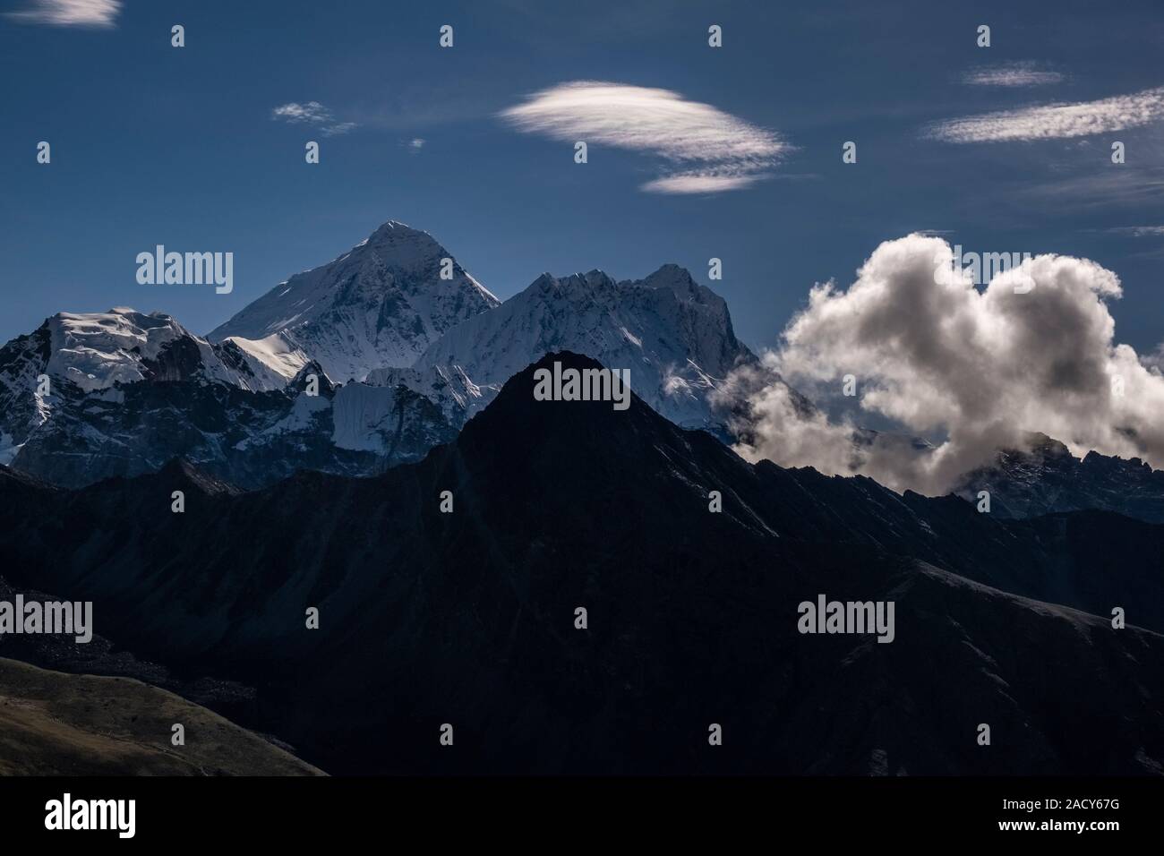 Everest summit ridge hi-res stock photography and images - Alamy
