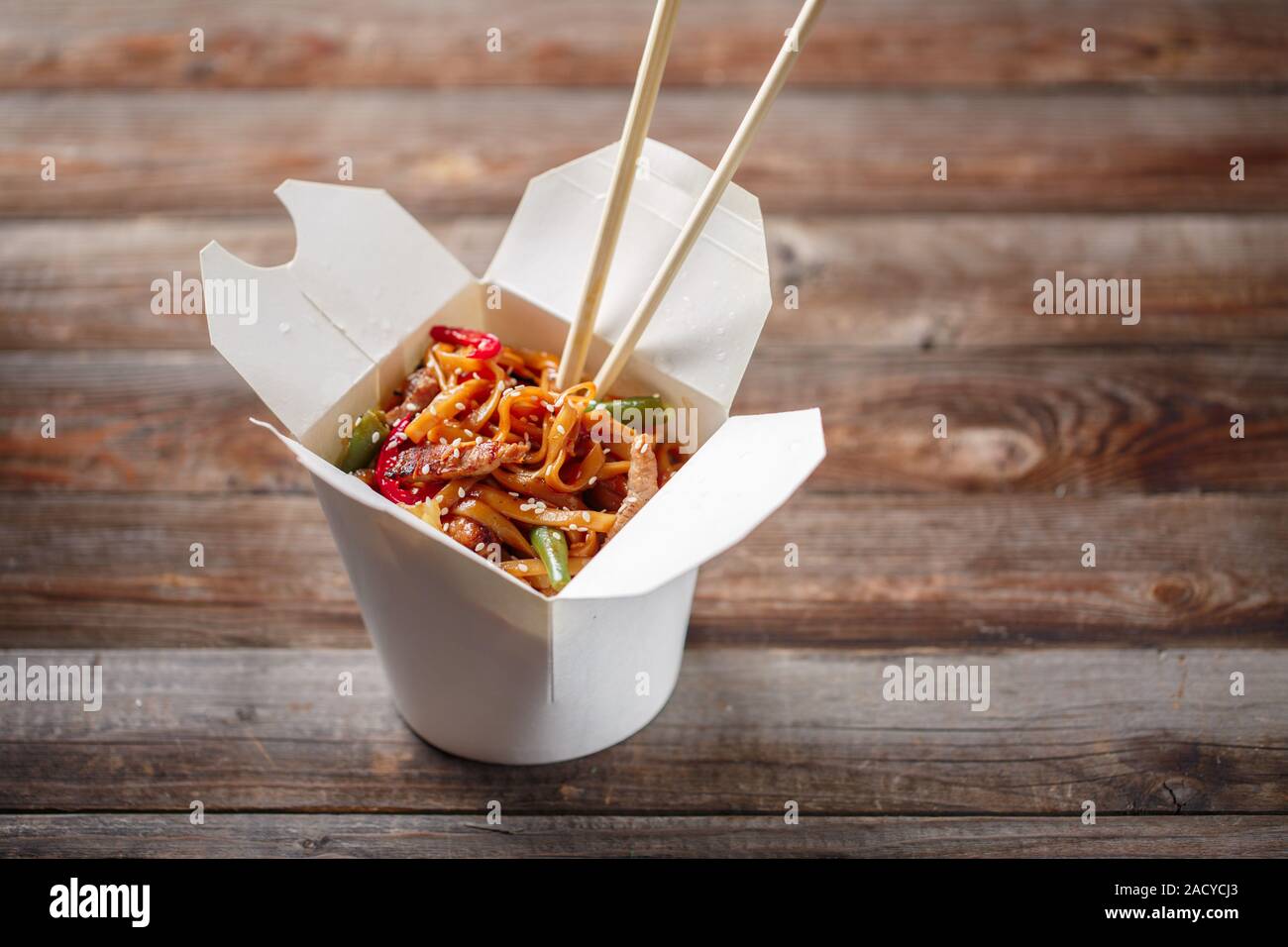 Chinese takeaway box noodles hi-res stock photography and images - Alamy