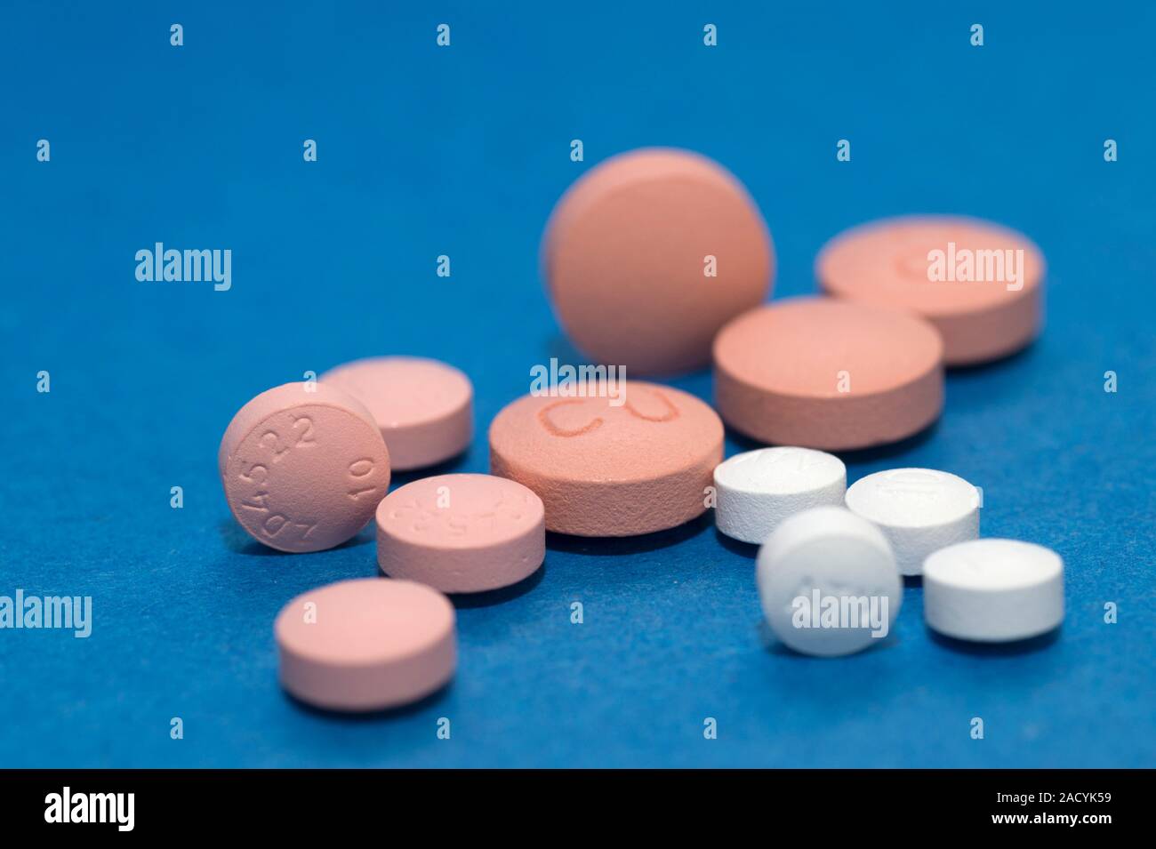 Statin tablets. Tablets of the cholesterol-lowering drugs Simvastatin ...