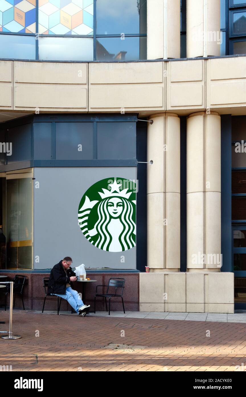 Starbucks wall hi-res stock photography and images - Alamy