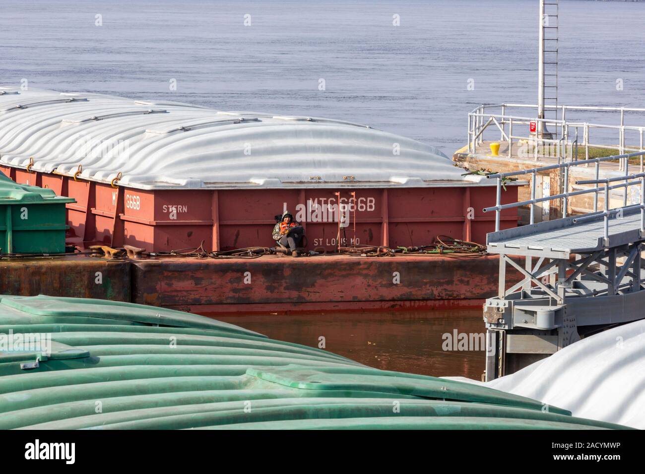 Work on barges hi-res stock photography and images - Alamy