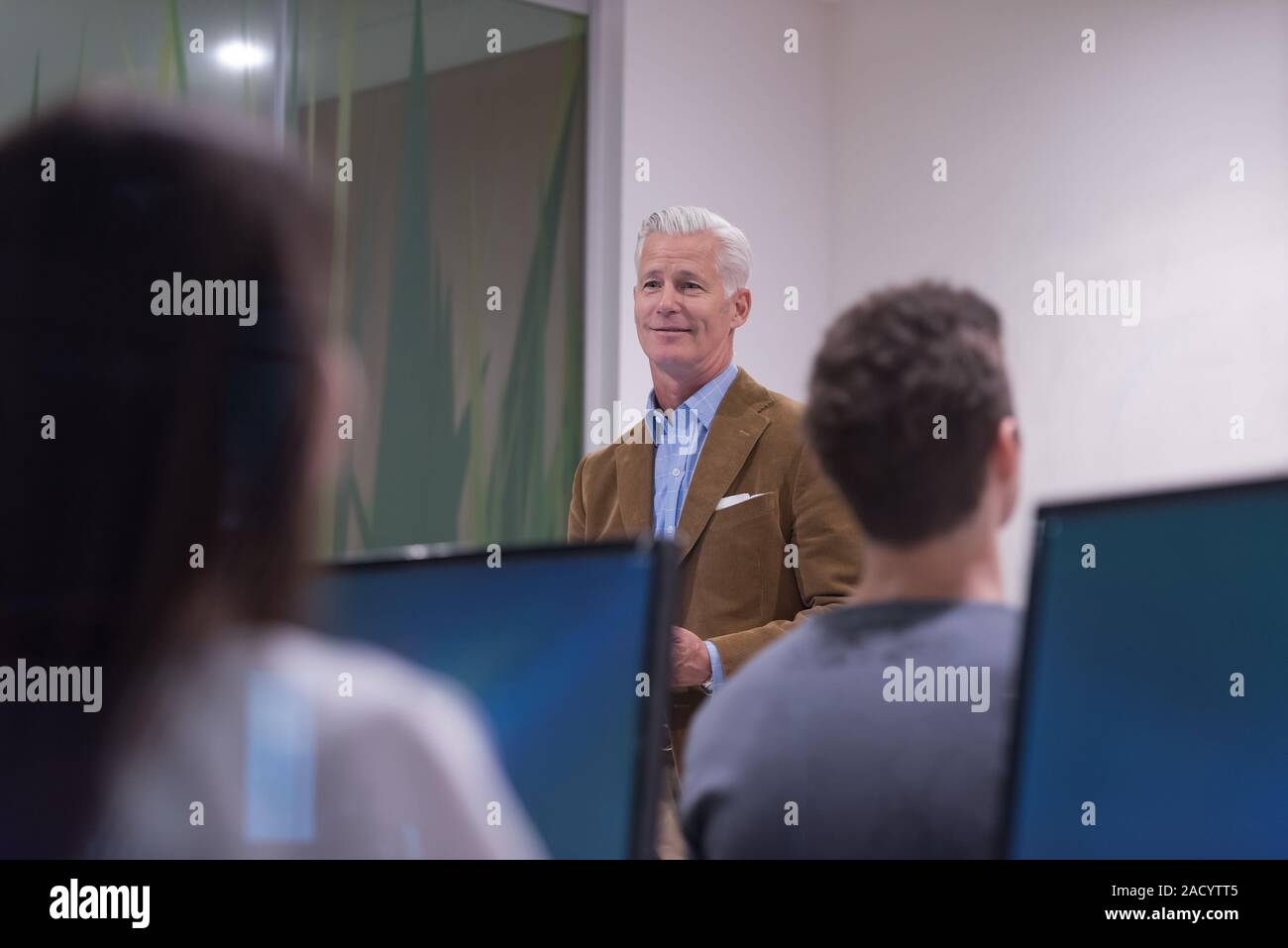 teacher and students in computer lab classroom Stock Photo - Alamy