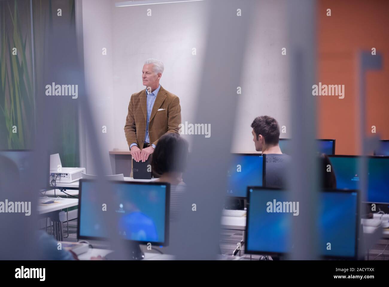 teacher and students in computer lab classroom Stock Photo - Alamy