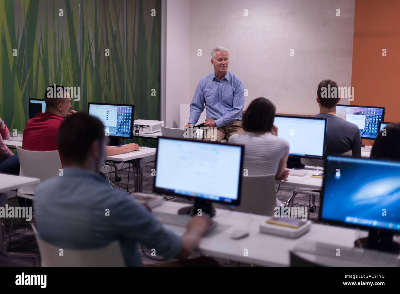 teacher and students in computer lab classroom Stock Photo - Alamy