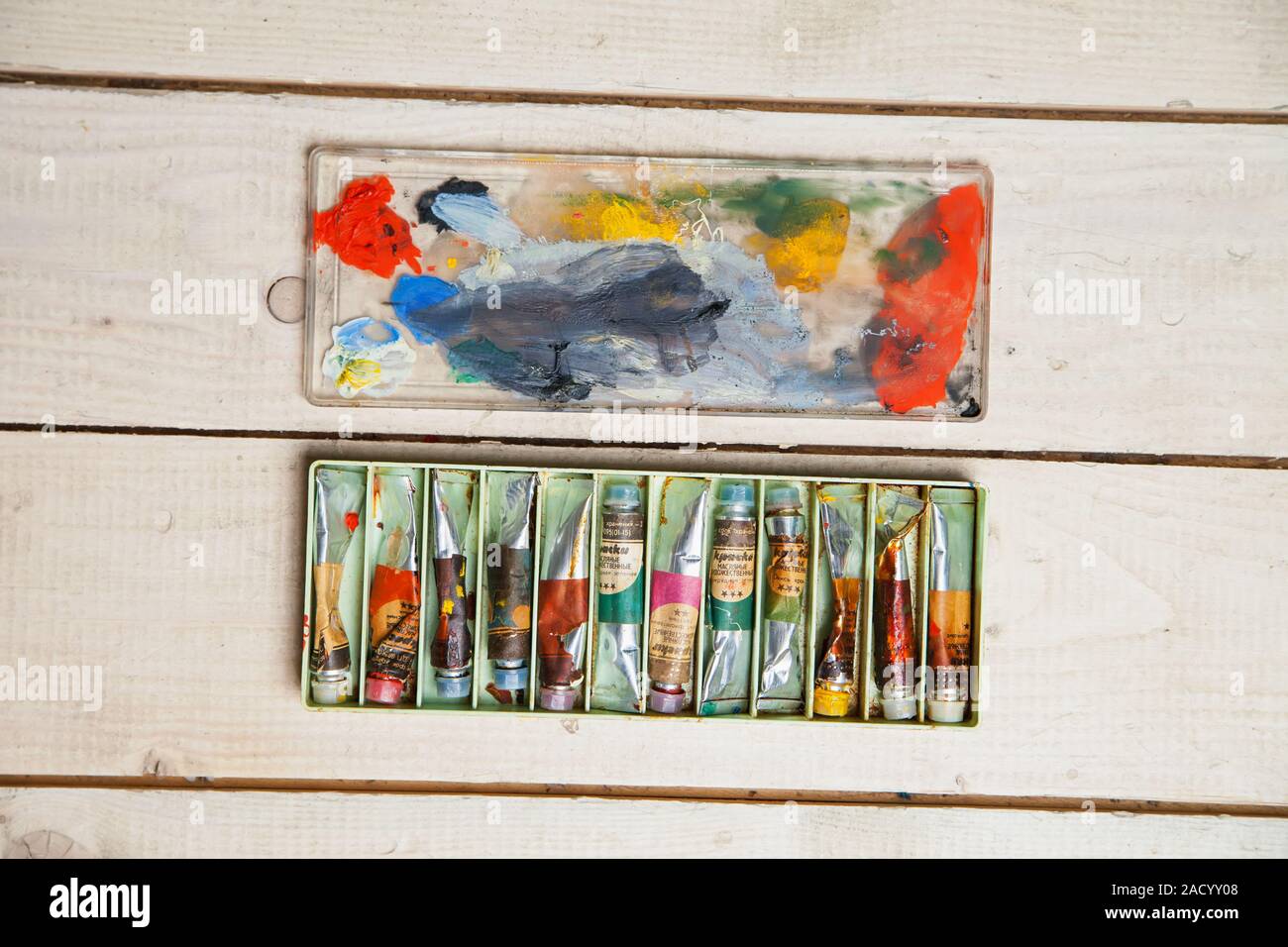 Old tubes of oil paint hi-res stock photography and images - Alamy
