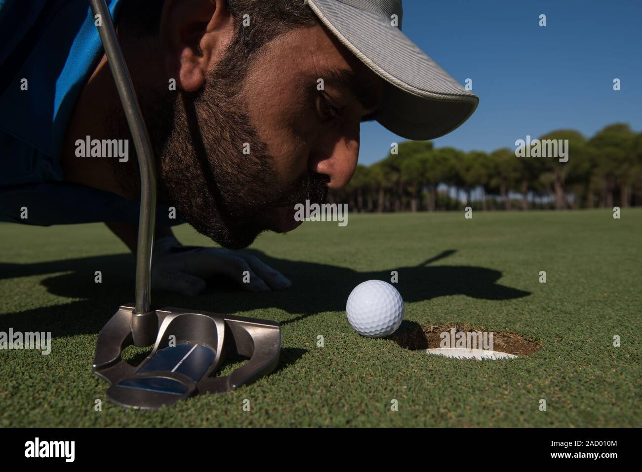 Young woman golfer putting hole hi-res stock photography and images - Alamy