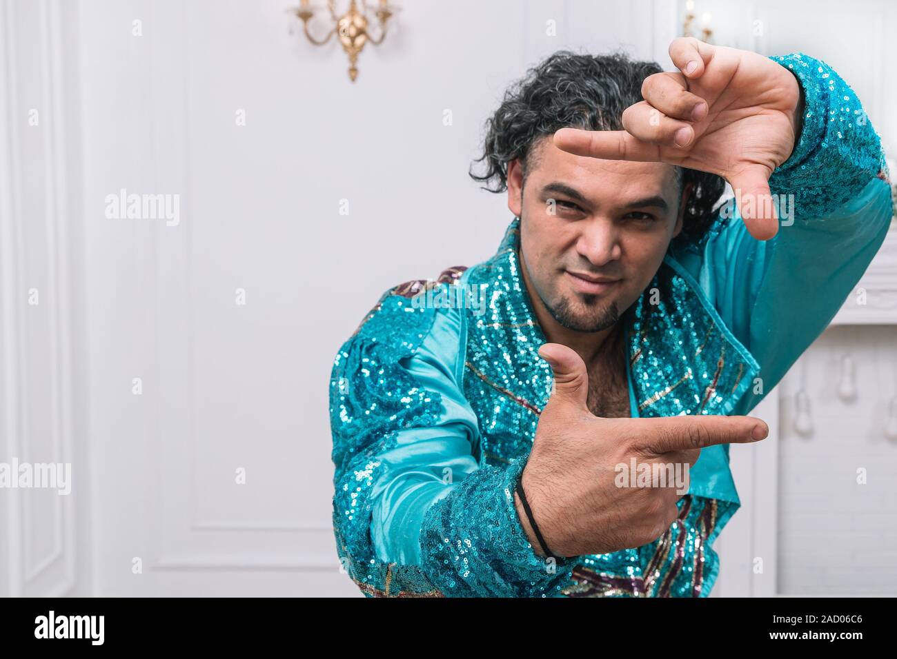 close up.a Gypsy man showing a frame from his hands Stock Photo - Alamy