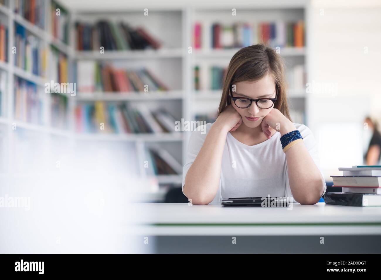 student with tablet in library Stock Photo - Alamy