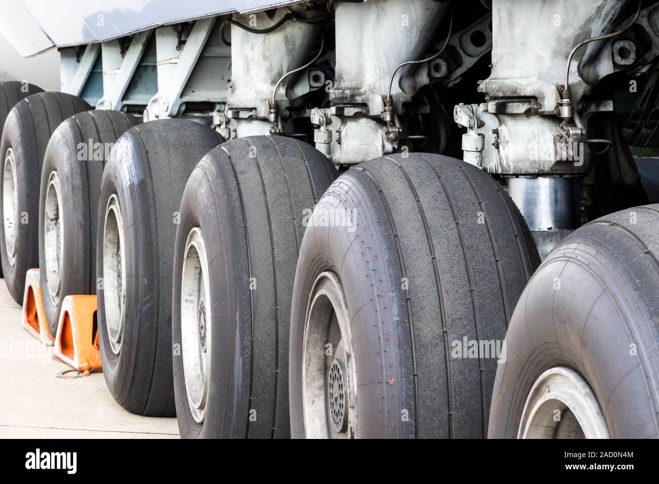 Main landing gear hi-res stock photography and images - Alamy
