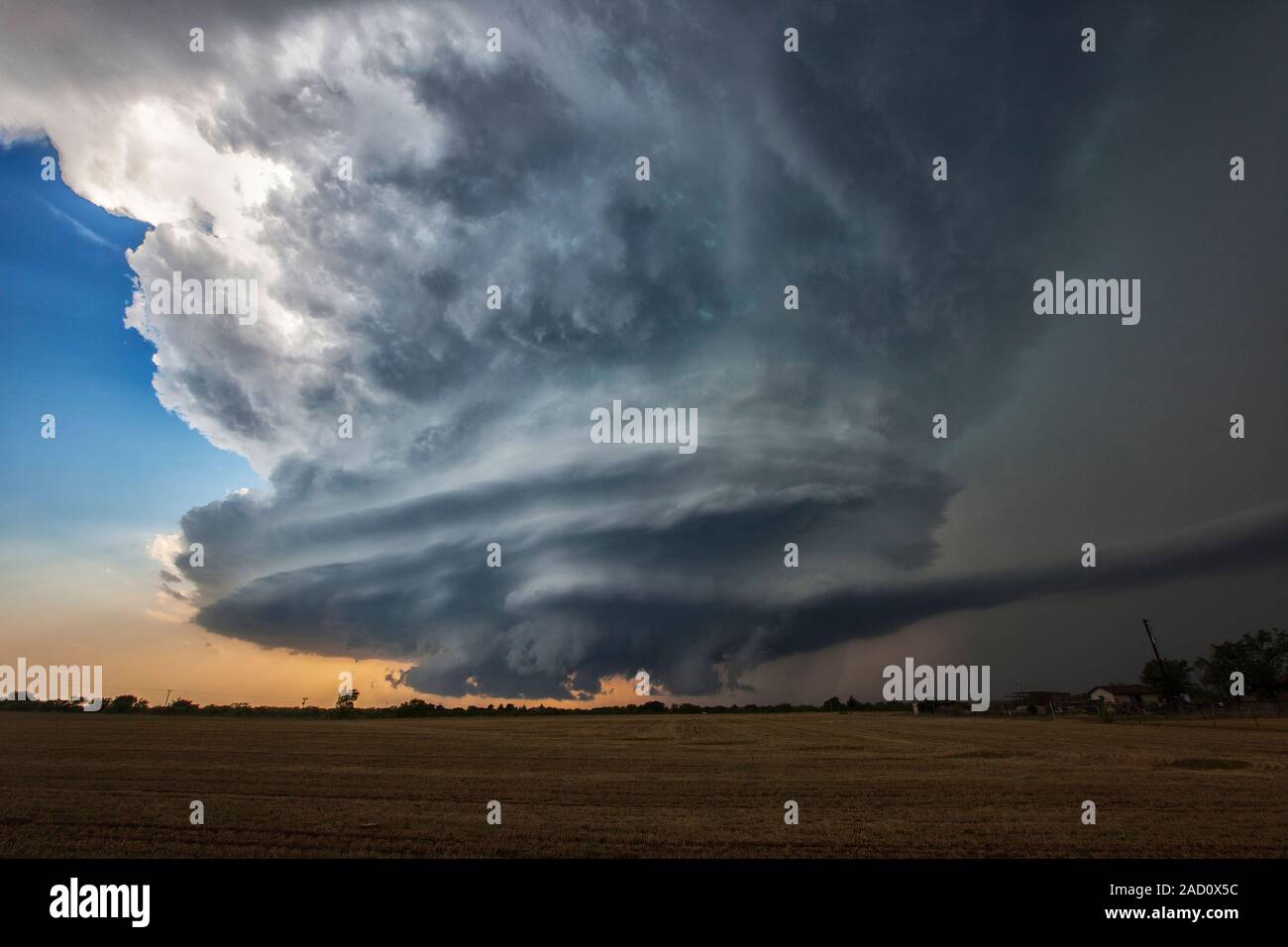 Supercell thunderstorm. A supercell thunderstorm is a severe long-lived ...