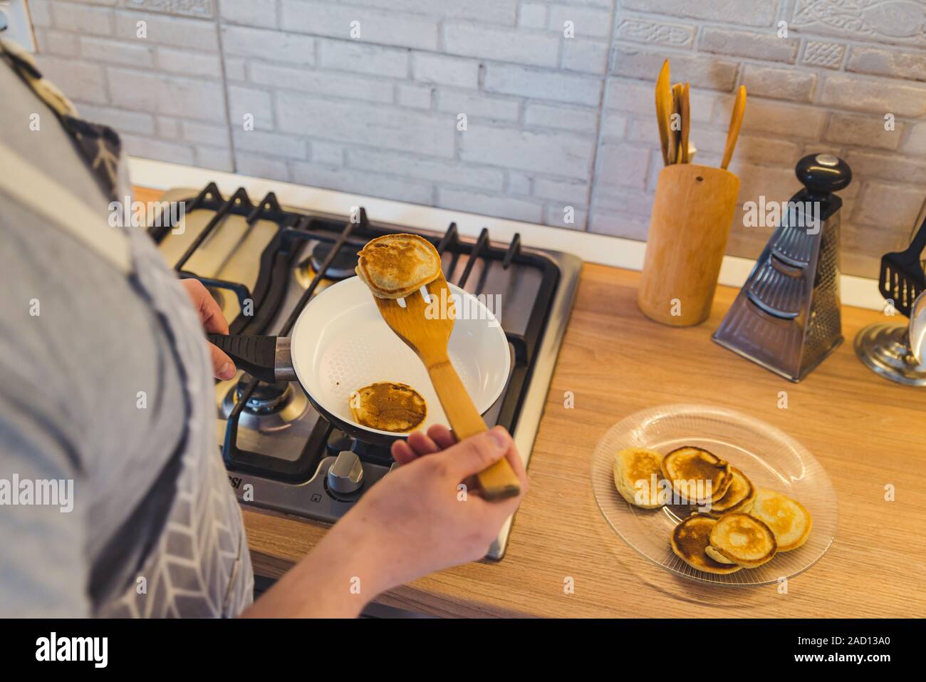Flip pancakes hi-res stock photography and images - Alamy