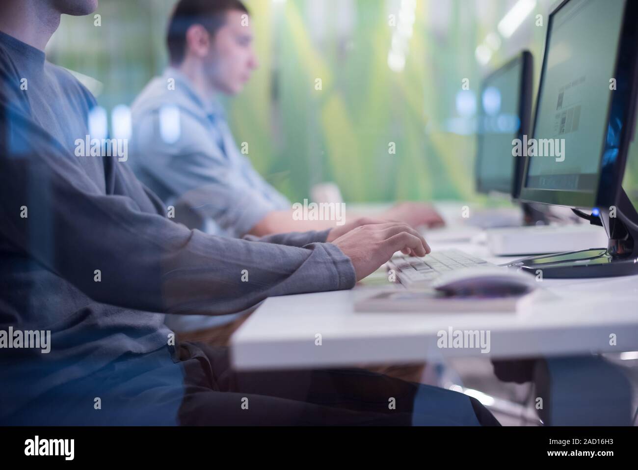 High school science class students in lab hi-res stock photography and ...