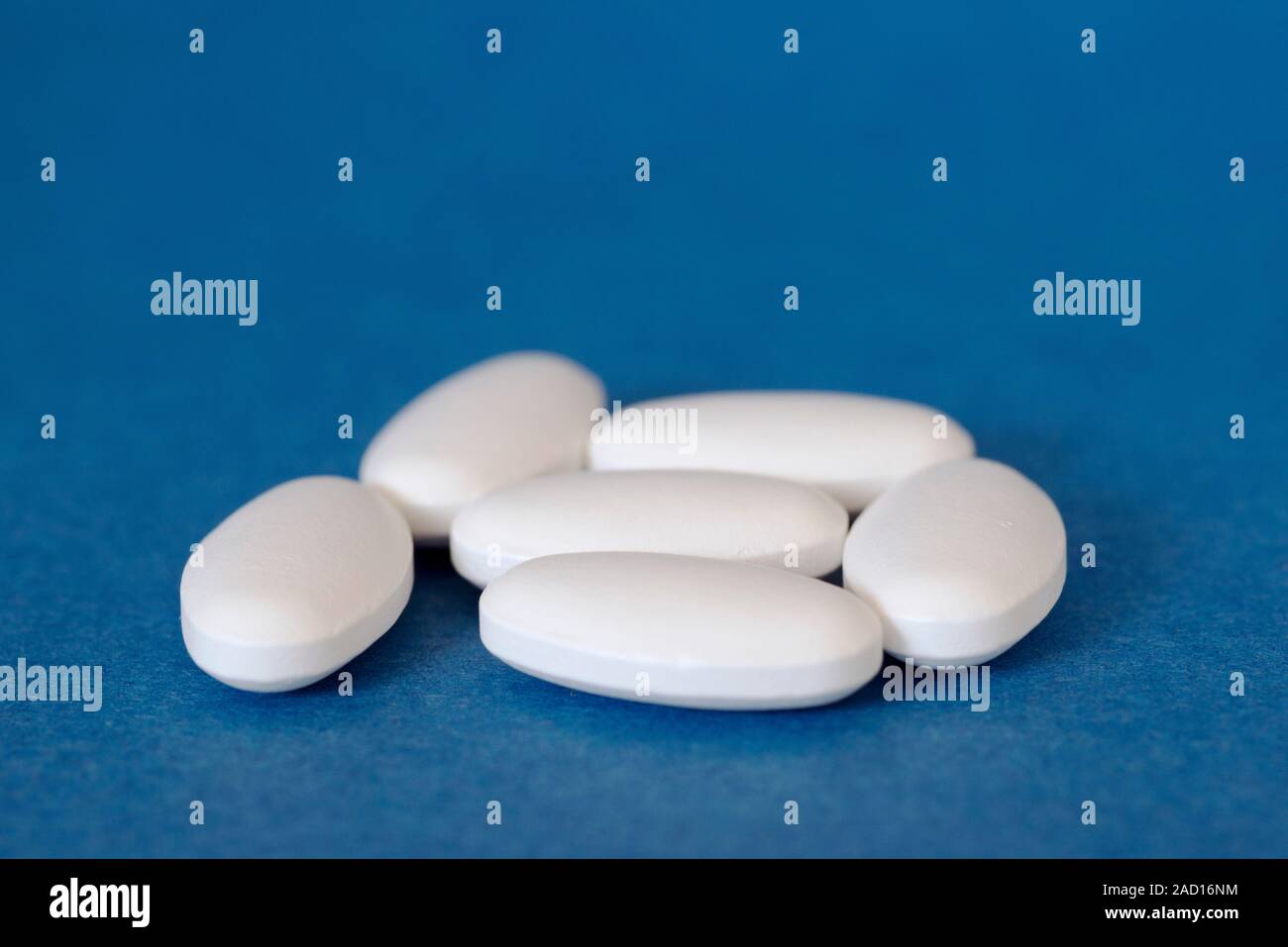 Statin tablets. Tablets of the cholesterol-lowering drug Atorvastatin ...