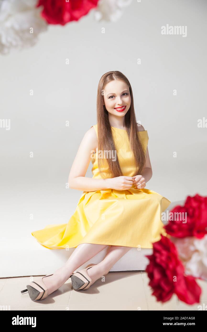 Model in yellow dress hi-res stock photography and images - Alamy