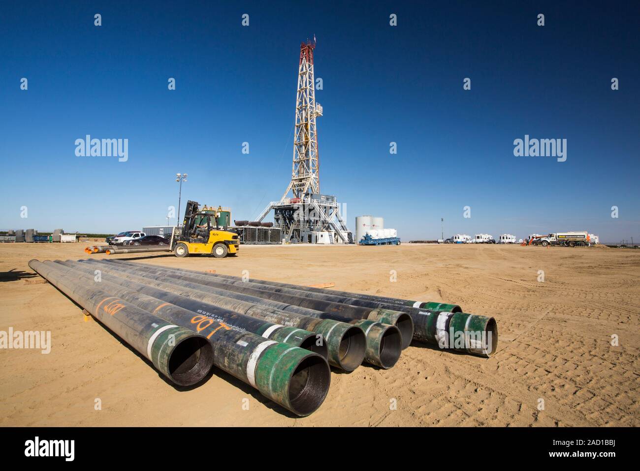 Drilling for oil in the Kern River oilfield near Bakersfield ...