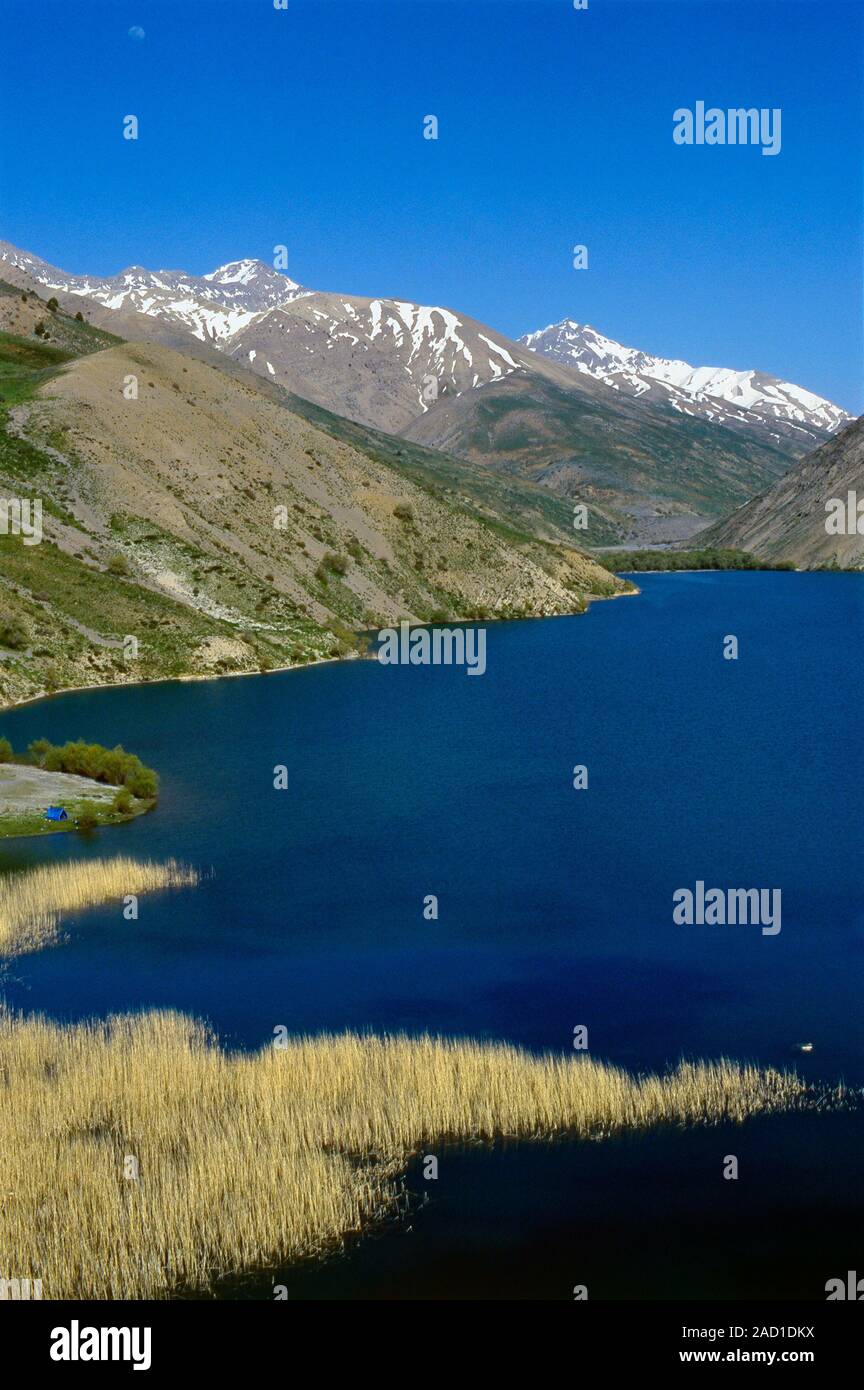 Lake Gahar. View across Lake Gahar in the Zagros Mountains, Iran Stock ...