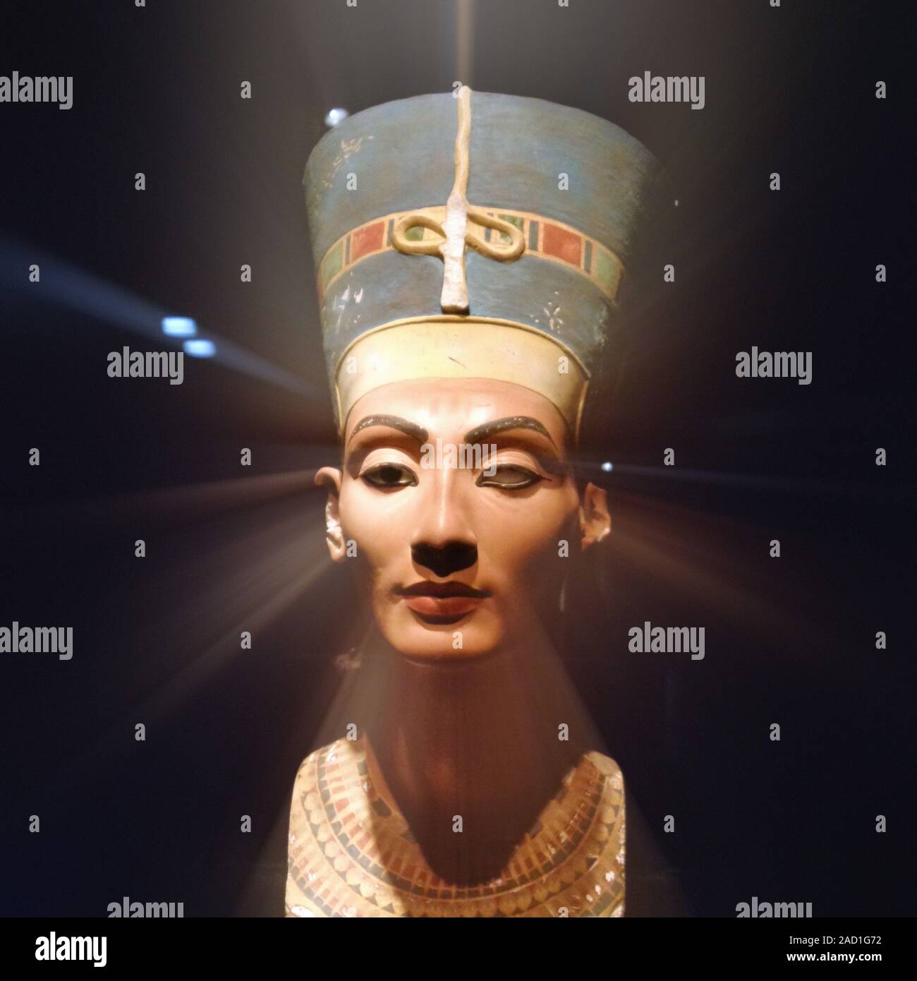 Bust of the Ancient Egyptian queen Nefertiti (c. 1370-1330 BCE ...