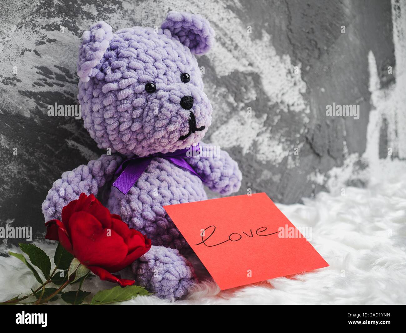 Bright plush toy, red rose and a note Stock Photo - Alamy