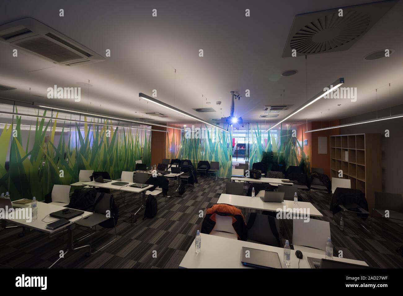 empty it classroom Stock Photo - Alamy