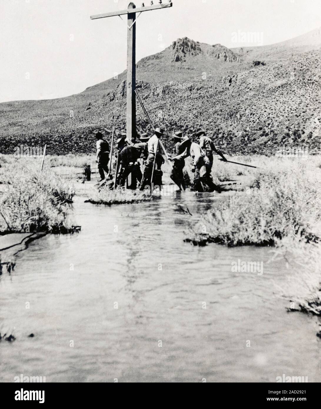 Transcontinental telephone line construction. Workers putting up a ...