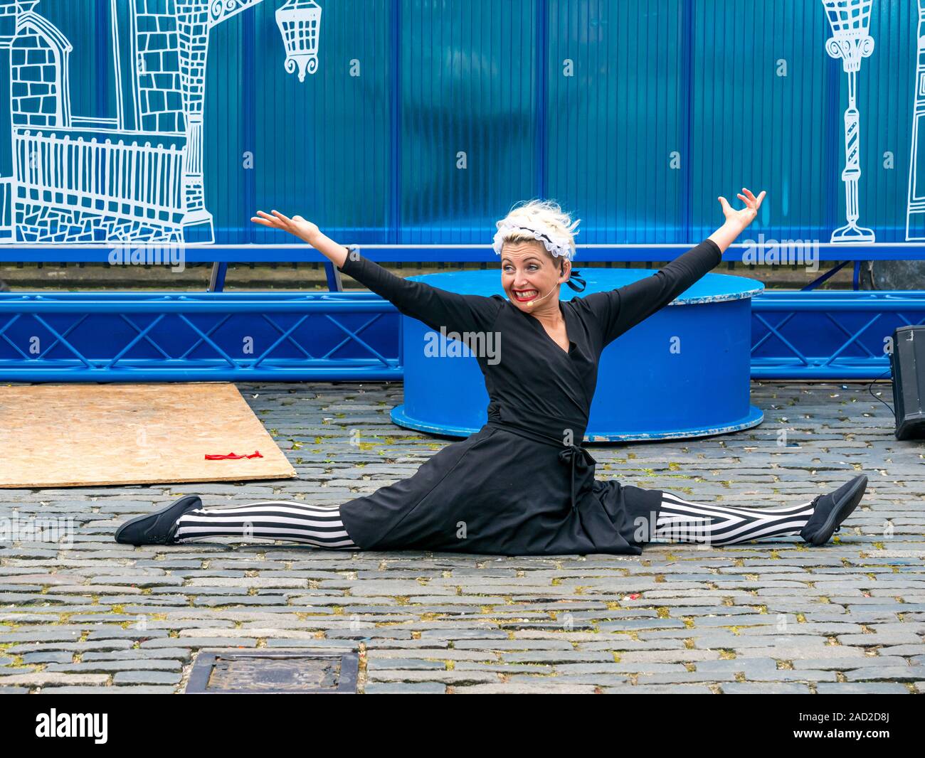 Australian female acrobat doing the spilts at Edinburgh Festival fringe ...