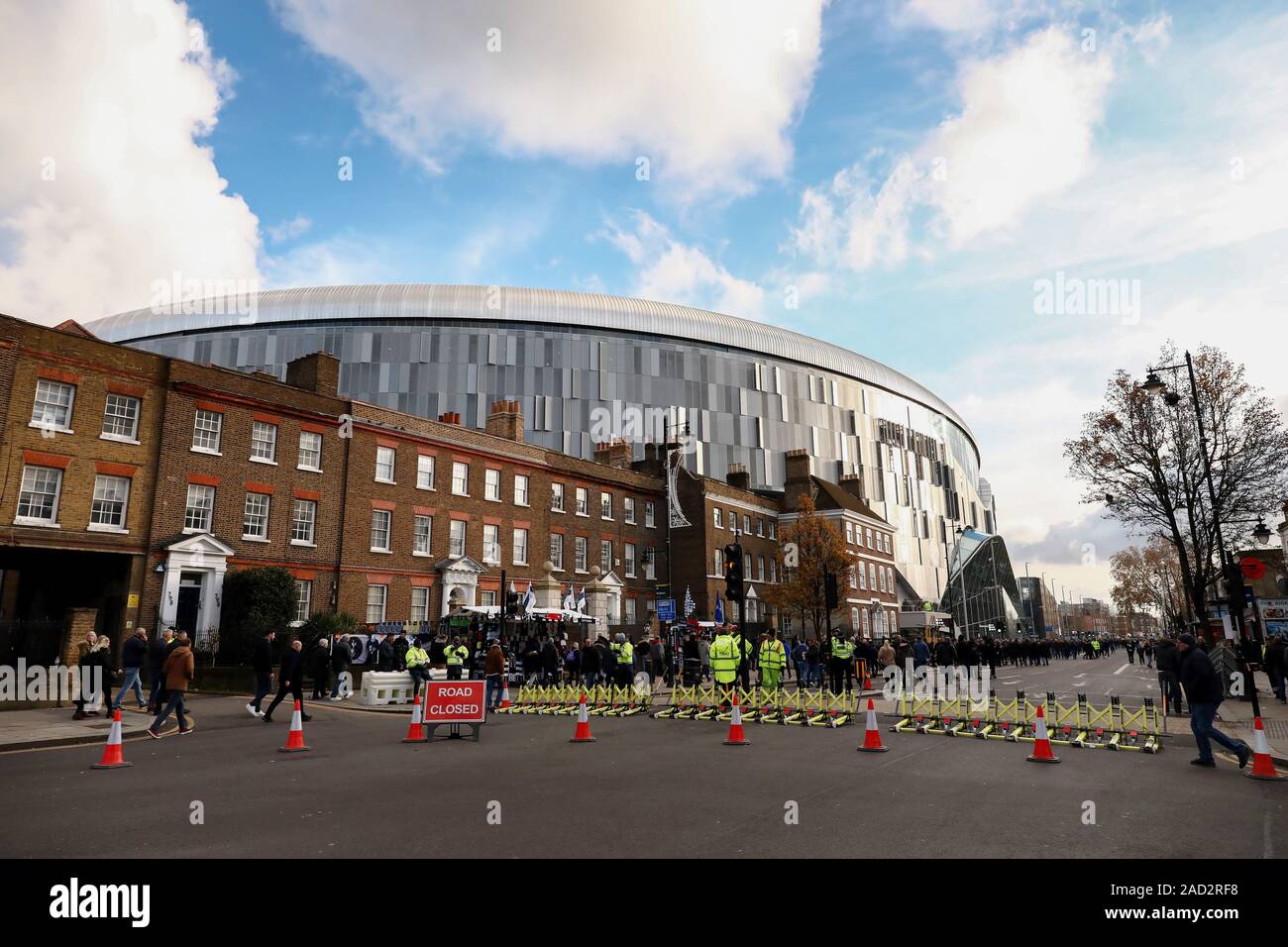 Tottenham hotspur stadium outside hi-res stock photography and images ...