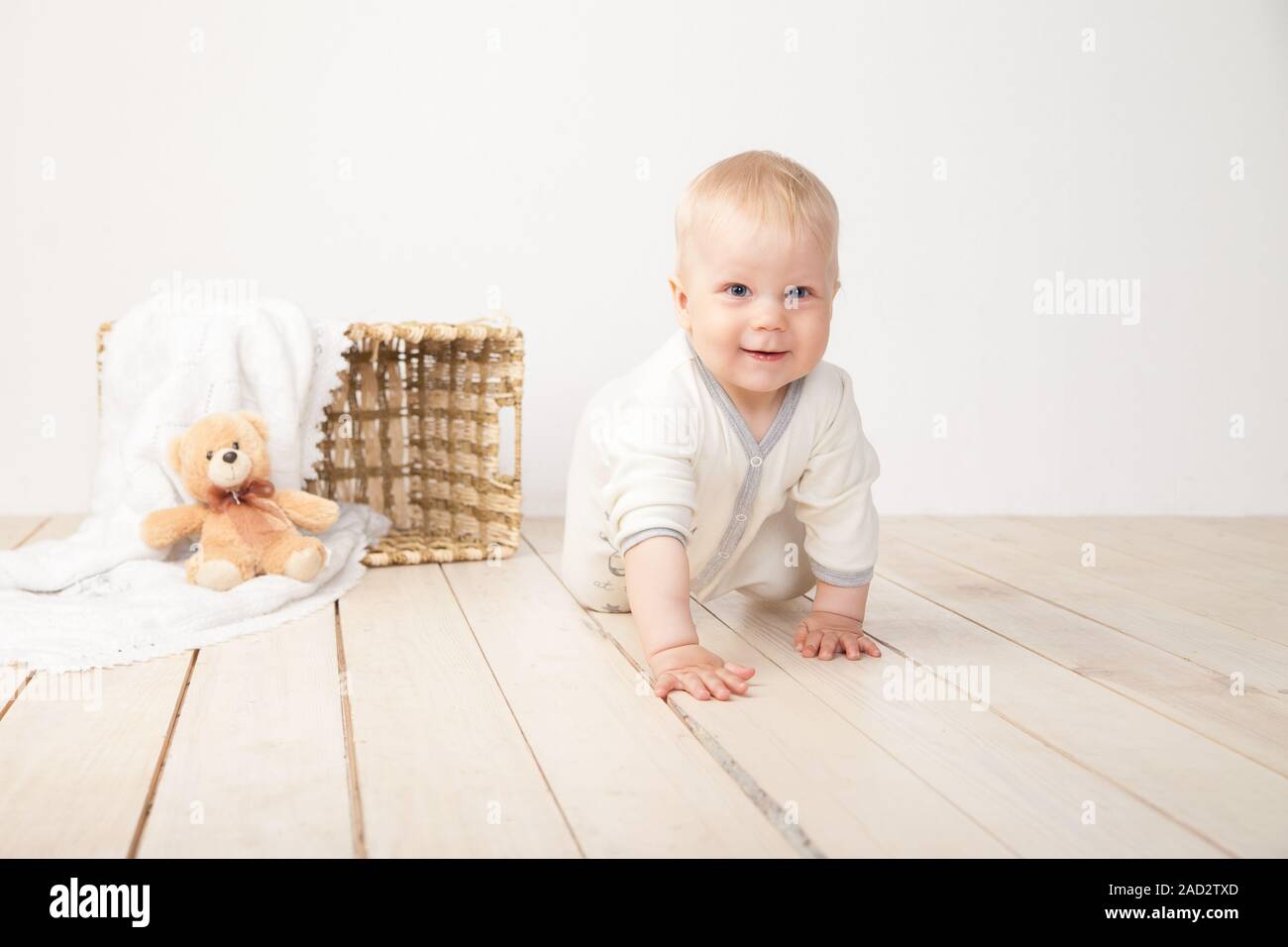 Crawling pose hi-res stock photography and images - Alamy