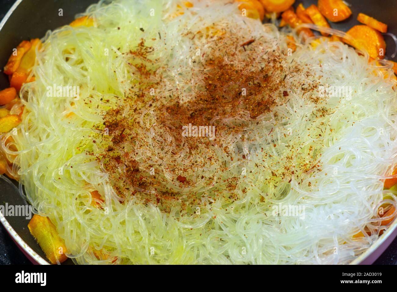 Cellophane noodles hi-res stock photography and images - Alamy
