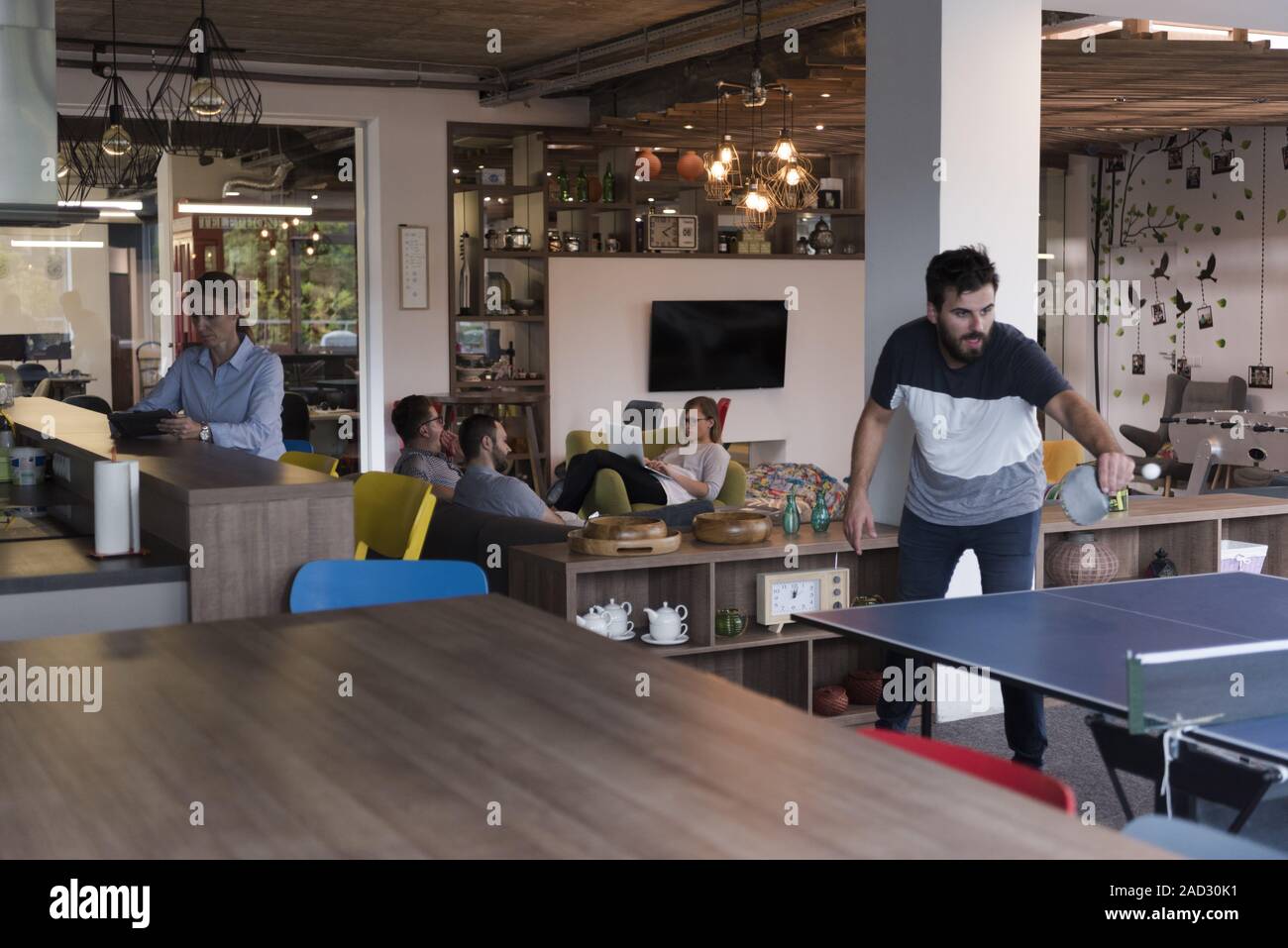 Office colleagues ping pong hi-res stock photography and images - Alamy