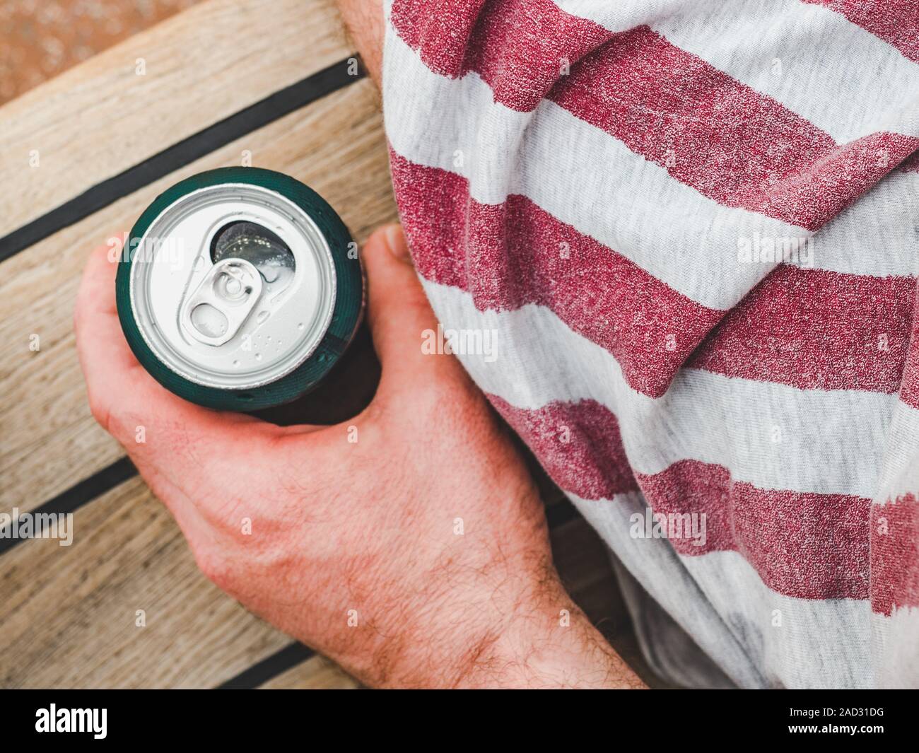 Hand holding can alcohol bar hi-res stock photography and images - Alamy