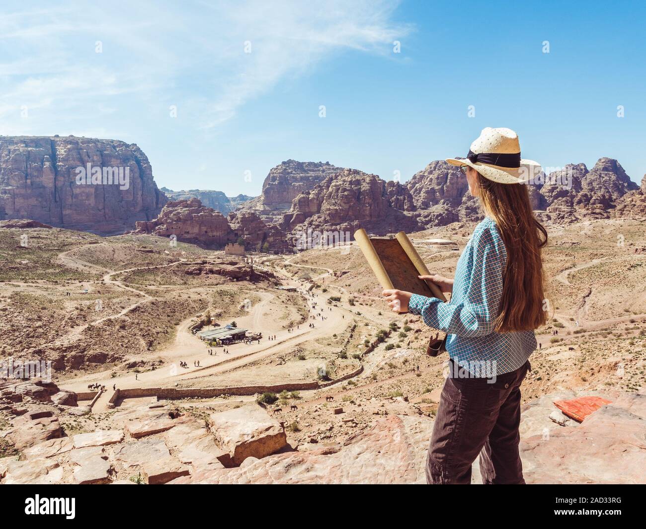 Woman exploring the sights city of Petra Stock Photo - Alamy