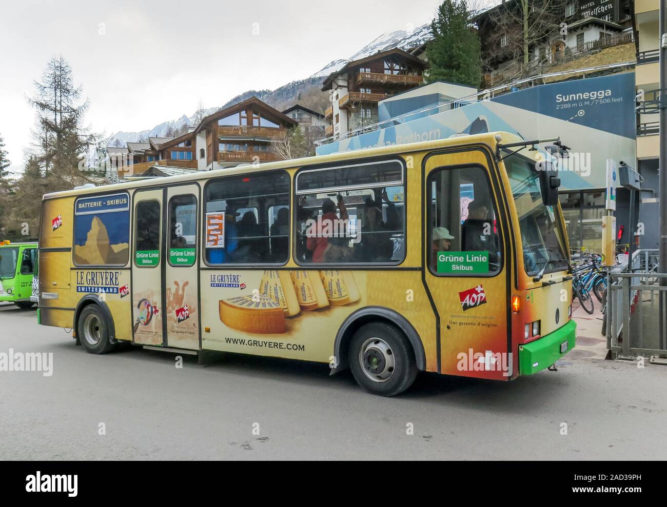 Omnibus, Bahnhofstraße, Zermatt, Wallis, Schweiz Stock Photo - Alamy