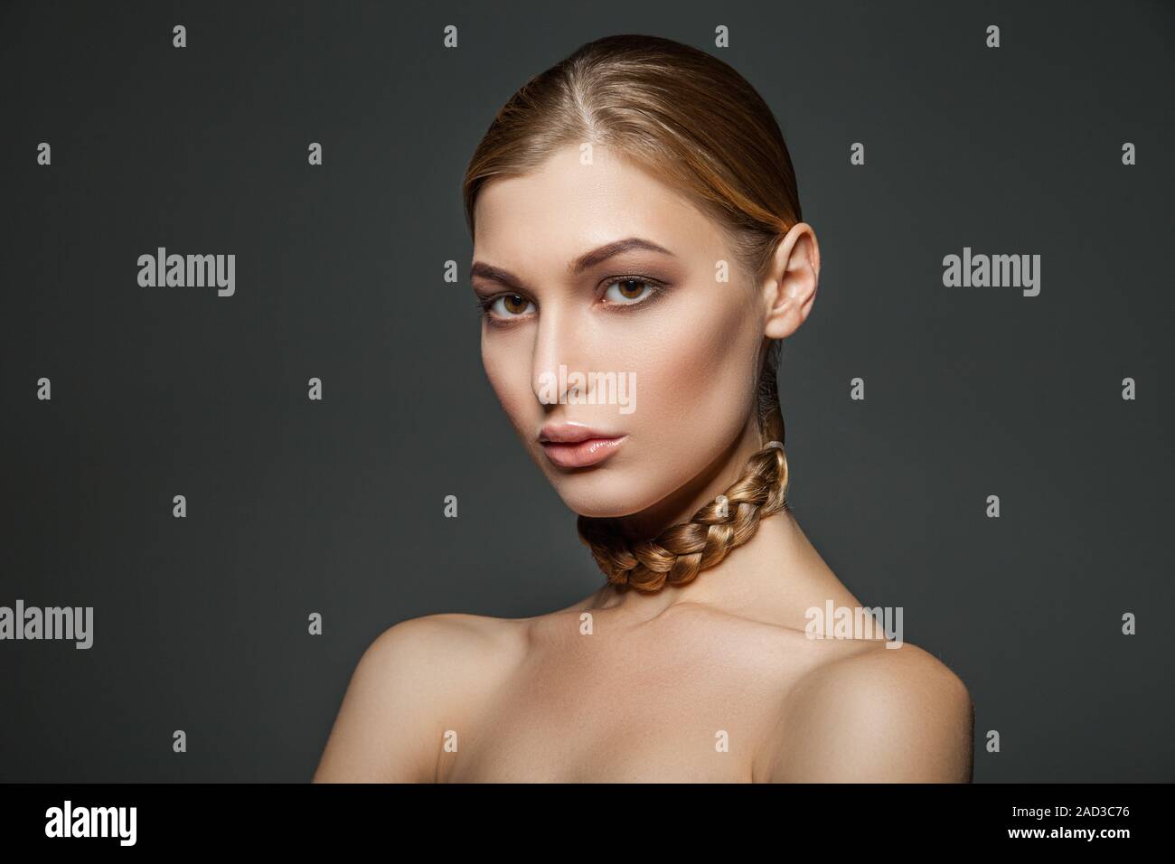Woman with camera around neck hi-res stock photography and images - Alamy