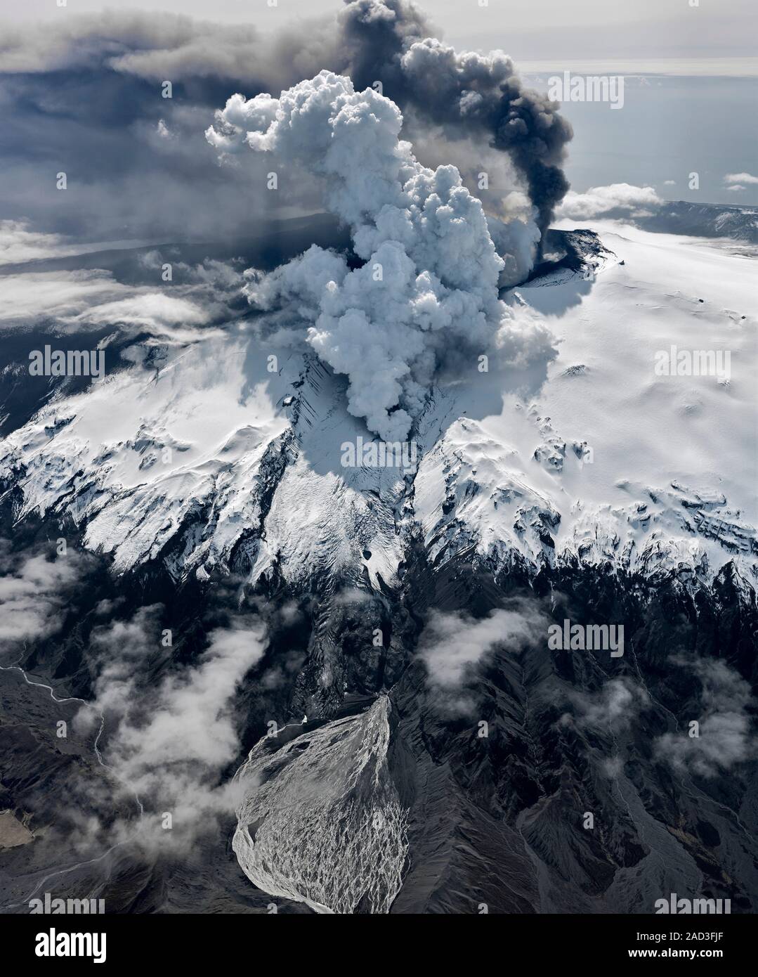 2010 Eyjafjallajokull eruption. Aerial view of the Eyjafjallajokull ...