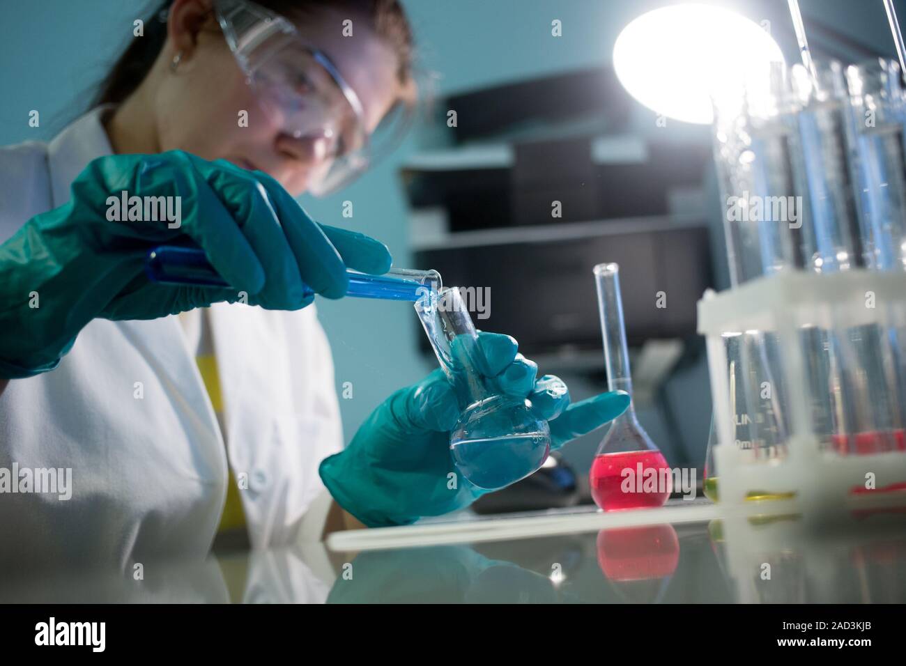 Laboratory glassware flasks test tubes hi-res stock photography and ...
