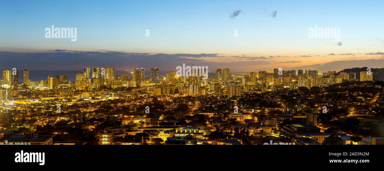 Honolulu skyline, Hawaii. Sunset view over the skyline and skyscrapers ...