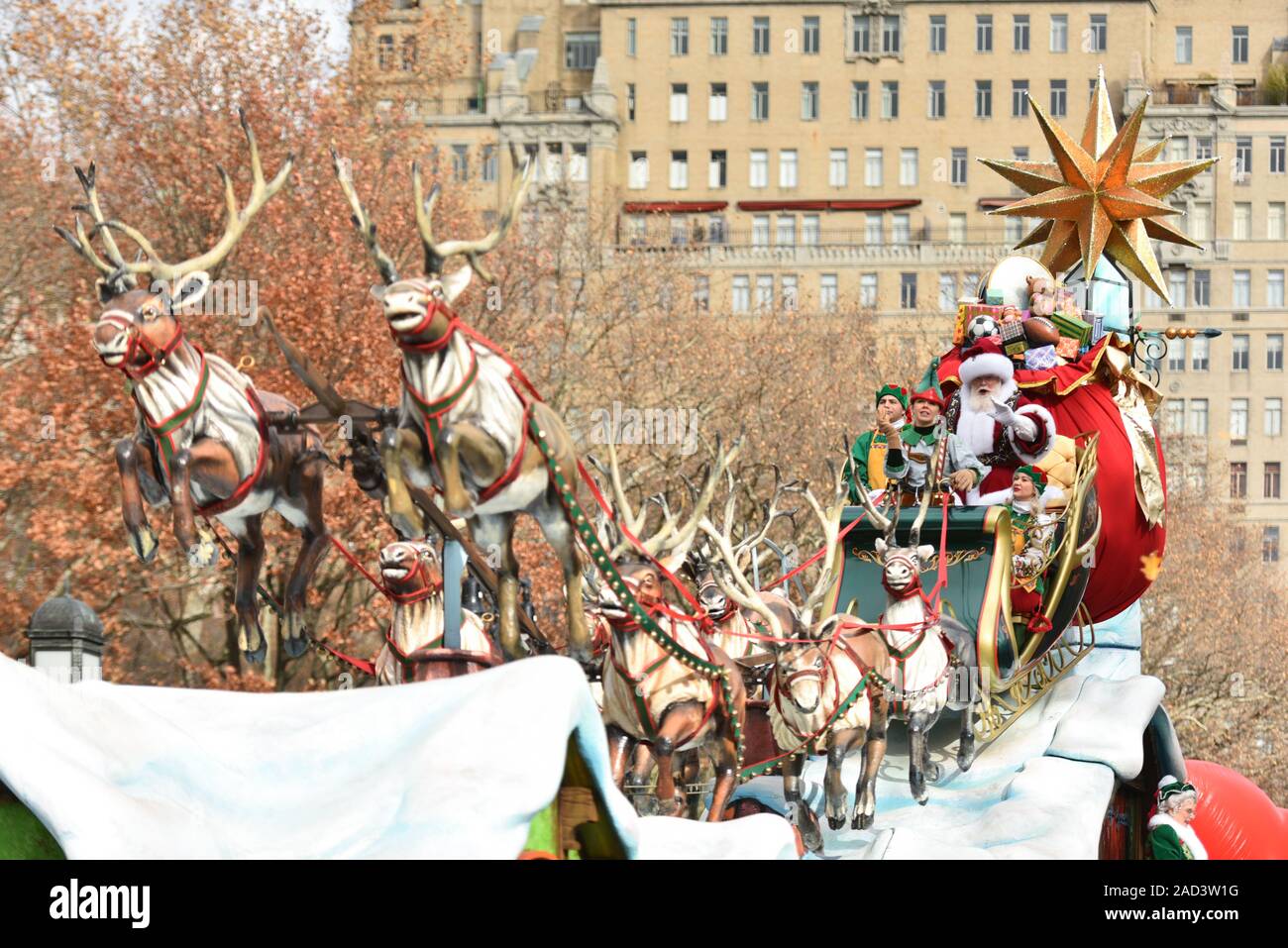 Santa claus macys thanksgiving day hi-res stock photography and images ...