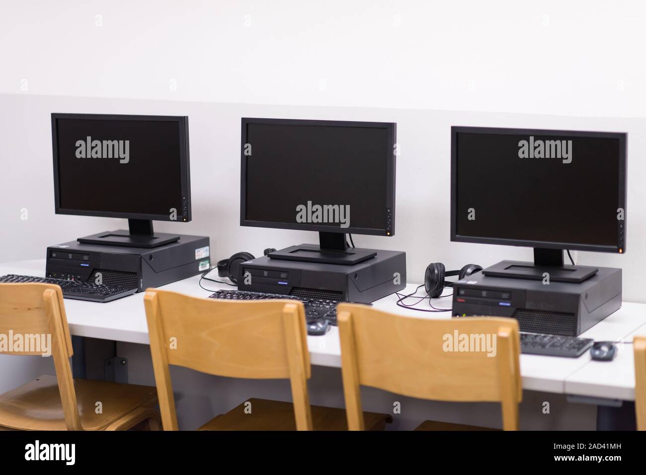 Empty computer classroom chairs hi-res stock photography and images - Alamy