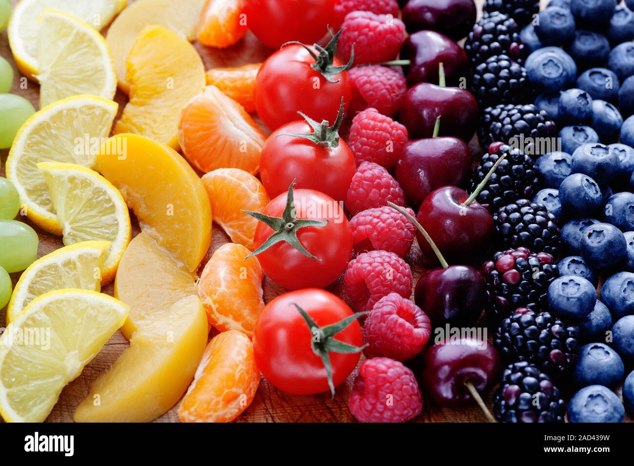 Pieces of fruit in rows arranged in a colourful rainbow Stock Photo - Alamy